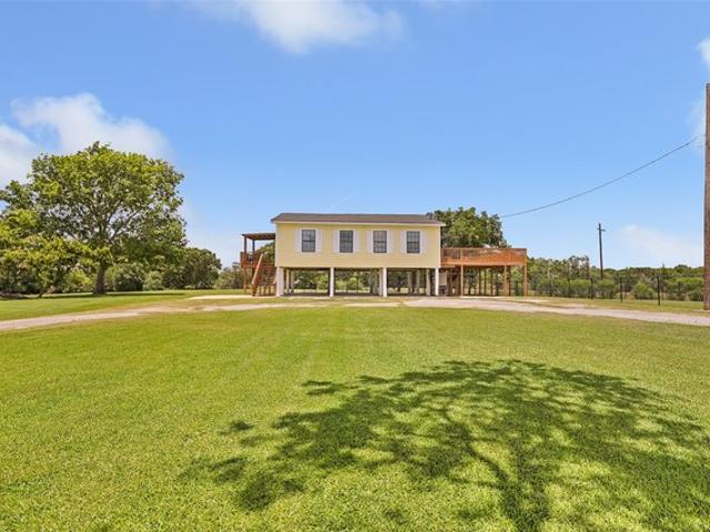 309 Oak Island Dr, Anahuac, TX 77514
