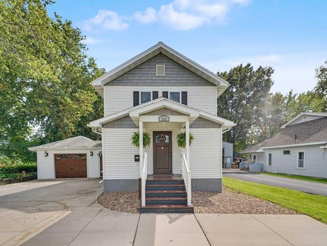 309 SE 6th St, Independence, IA 50644