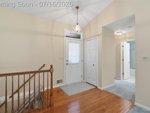 309 Pineknoll Court