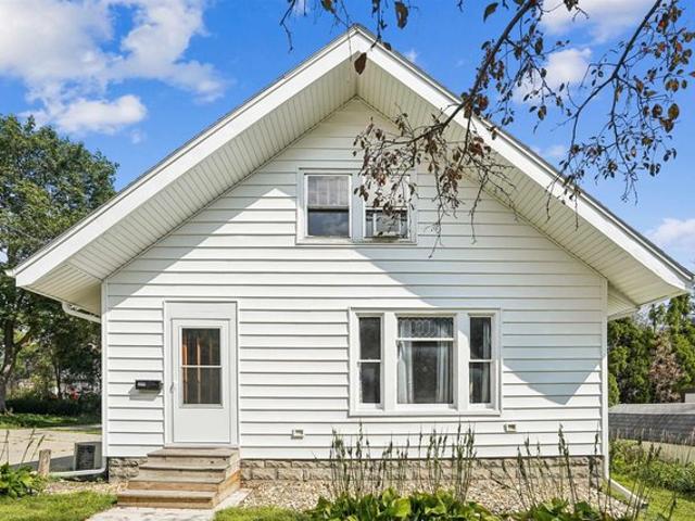 309 W 12th St, Cedar Falls, IA 50613