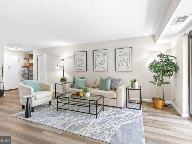 309 Yoakum Parkway # 204