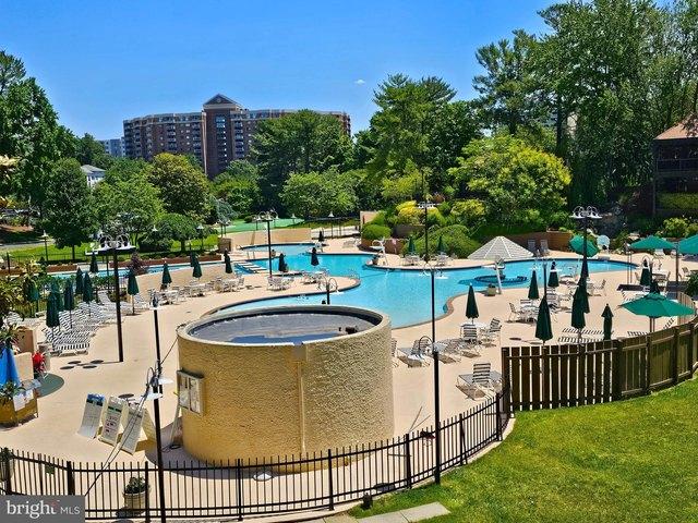 309 Yoakum Pkwy Apt 204, Alexandria, VA 22304