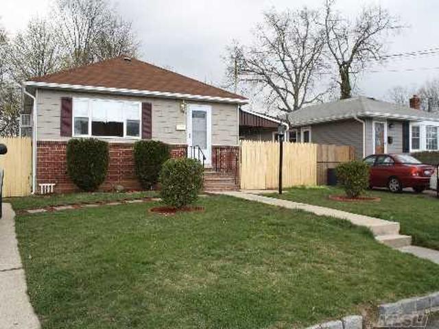 30 44th St, Lindenhurst, NY 11757