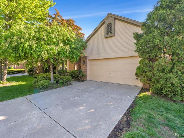 30 Turnberry Lane
