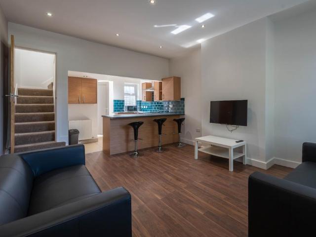 30 Victoria Street, Huddersfield, HD5 3 bed terraced house to rent £1,490 pcm £344 pw