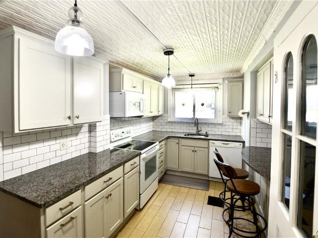 30 W Oneida Street