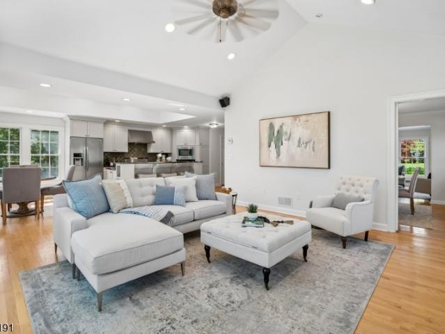 30 Winding Way
