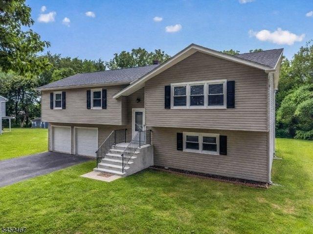 30 Wordsworth Ln, Lopatcong, NJ 08865