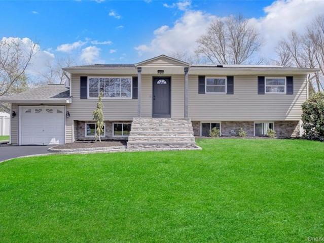 30 Yale St, Port Jefferson Station, NY 11776