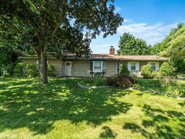 30 Ashland St, Mount Sinai, NY 11766