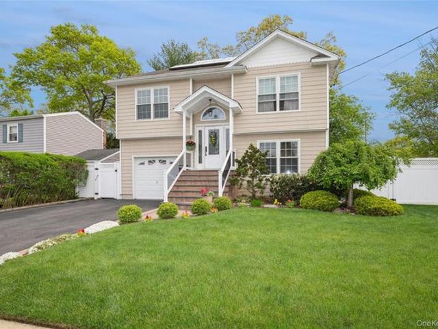 30 Baltimore Ave, Massapequa, NY 11758