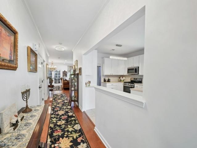 30 Benjamin St