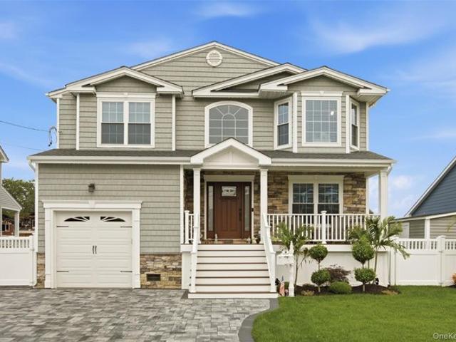 30 Berger Ave, Amityville, NY 11701
