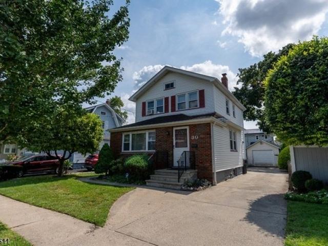 30 Carnation St, Bergenfield, NJ 07621