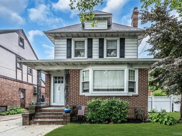 30 Coolidge St, Malverne, NY 11565