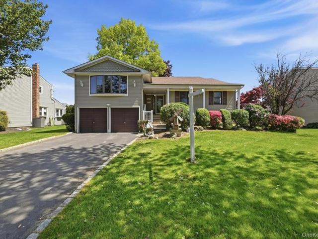30 Columbine Ln, Kings Park, NY 11754