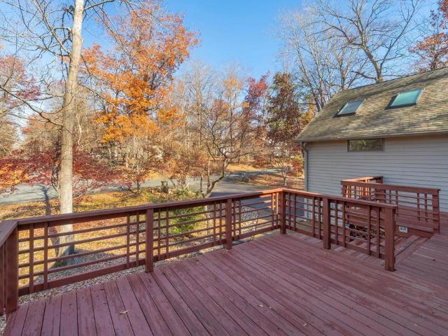 30 Colonial Rd