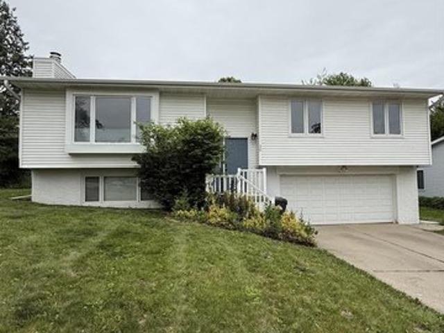 30 Denbigh Dr, Iowa City, IA 52246