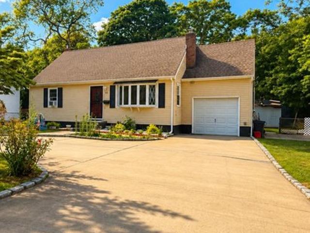 30 Dow St, Central Islip, NY 11722