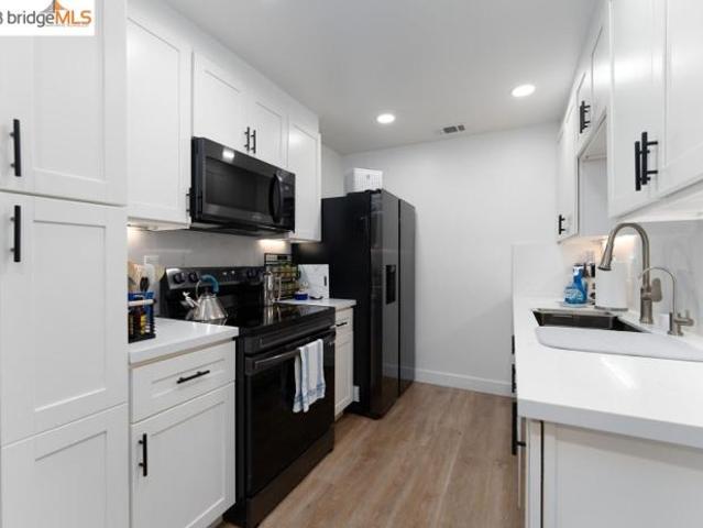 30 Emery Bay Dr, Emeryville, CA 94608