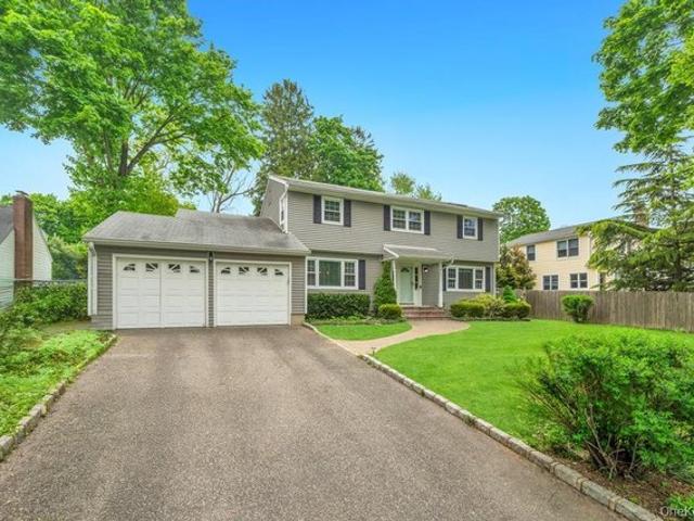 30 Fort Hill Rd, Huntington, NY 11743
