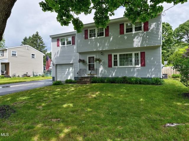 30 Frederick Dr, Saratoga Springs, NY 12866