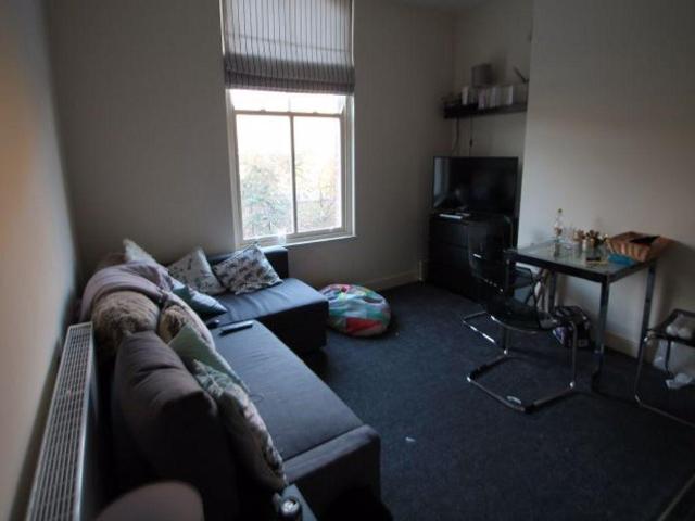 30 Hanover Square, Leeds 2 bed house to rent £1,052 pcm £243 pw