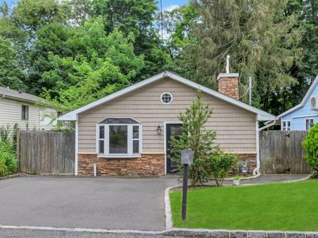 30 Harding Rd, Ronkonkoma, NY 11779