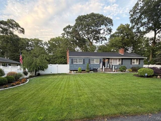 30 Marbeth Cir, Miller Place, NY 11764