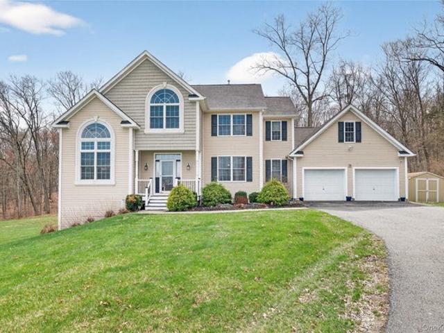 30 Meadowood Ln, Wappingers Falls, NY 12590