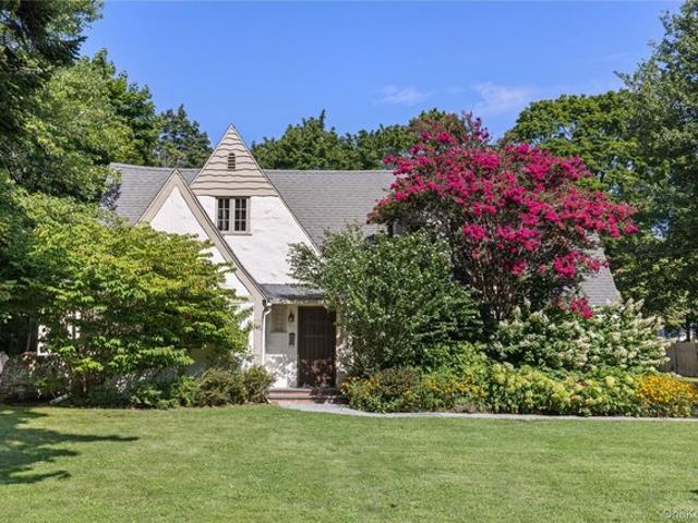 30 Merritts Pond Rd, Riverhead, NY 11901