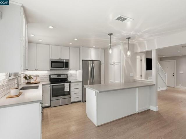 30 Miramonte Dr, Moraga, CA 94556