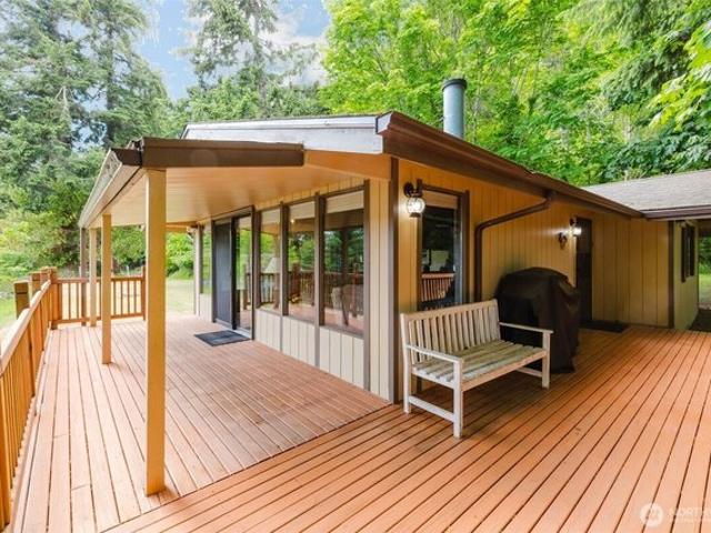 30 NE Alta Vista Dr, Belfair, WA 98528