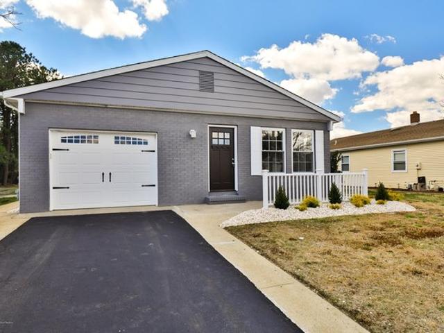 30 Pine Valley Dr, Toms River, NJ 08757