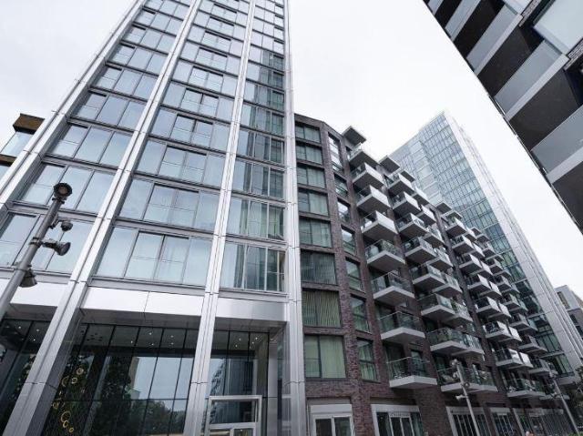 30 Piazza Walk, London, E1 8ZP 2 bed apartment to rent £4,602 pcm £1,062 pw