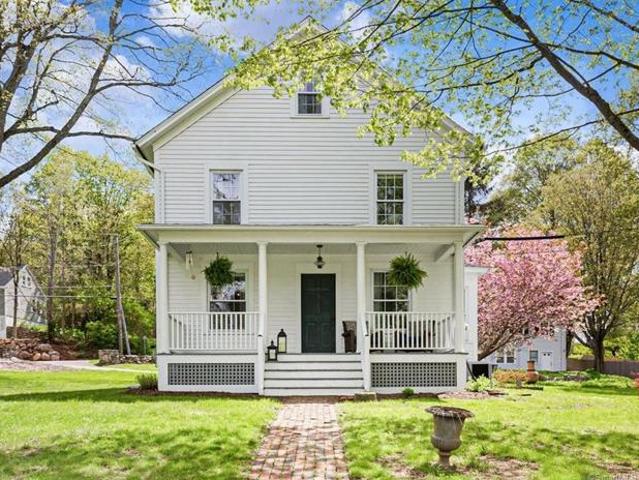 30 Pleasant St, Woodbury, CT 06798