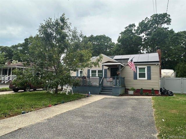 30 Robinwood St, Mastic, NY 11950