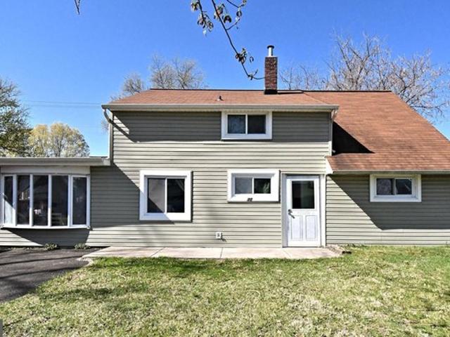 30 Roundwood Ln, Levittown, PA 19055