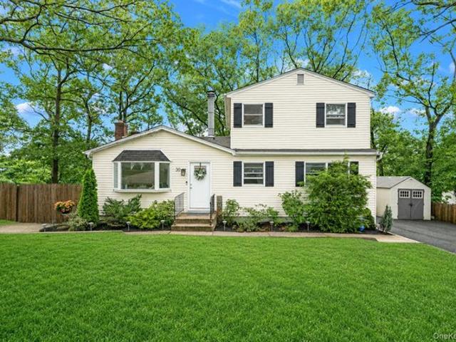 30 Sayville Rd, Sound Beach, NY 11789