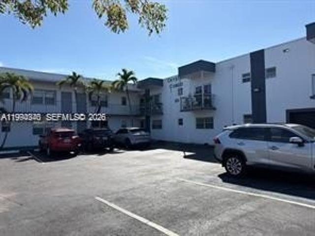 30 SE 4th Ave Apt 109, Hallandale Beach, FL 33009