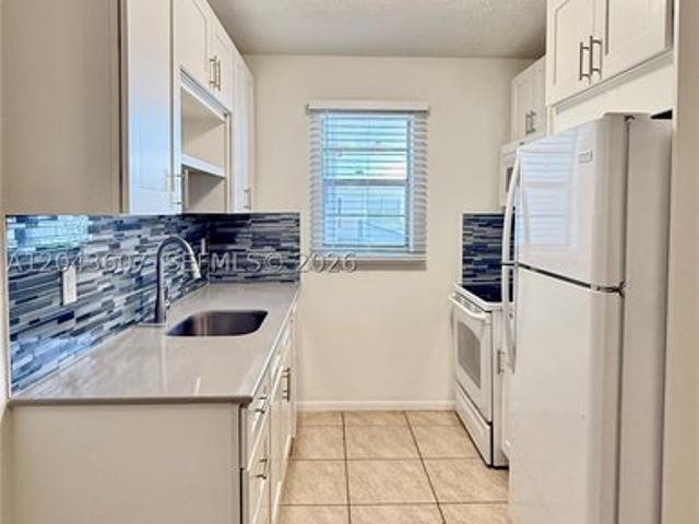 30 SE 4th Ave Apt 206, Hallandale Beach, FL 33009