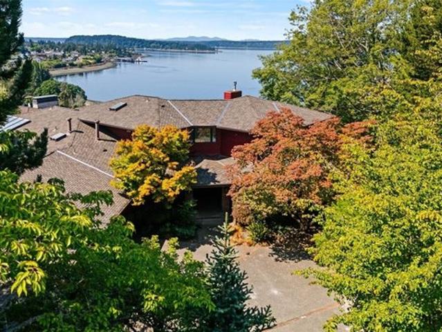 30 Silver Beach Dr, Steilacoom, WA 98388