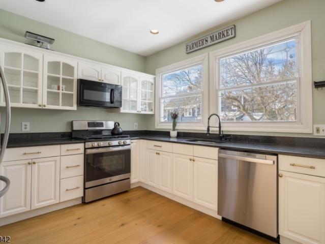 30 Sussex Ave # 1
