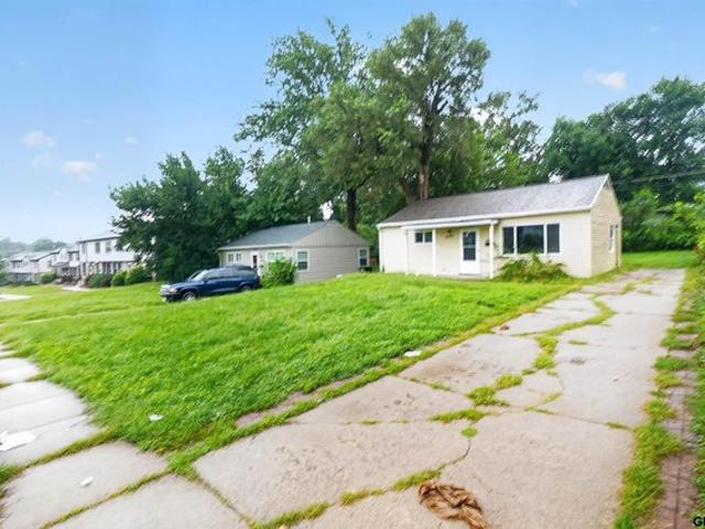 3107 S 40th St, Omaha, NE 68105