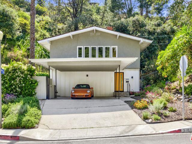 3101 N Beachwood Drive