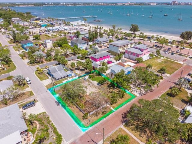 3102 57th St S, Gulfport, FL 33707