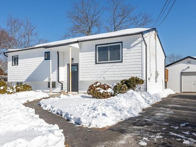 3103 Falcon Ave, Medford, NY 11763