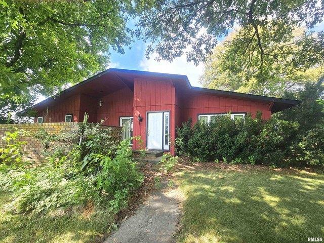 310 Campus View Dr, Lincoln, IL 62656