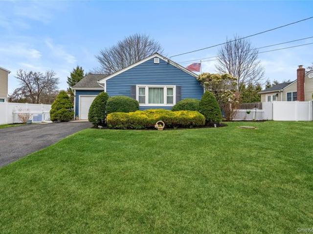 310 Candee Ave, Sayville, NY 11782
