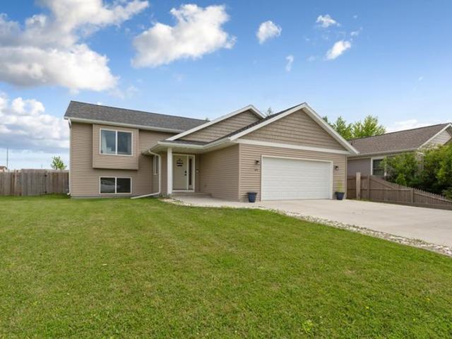 310 Autumn Hills Pl NE, Owatonna, MN 55060